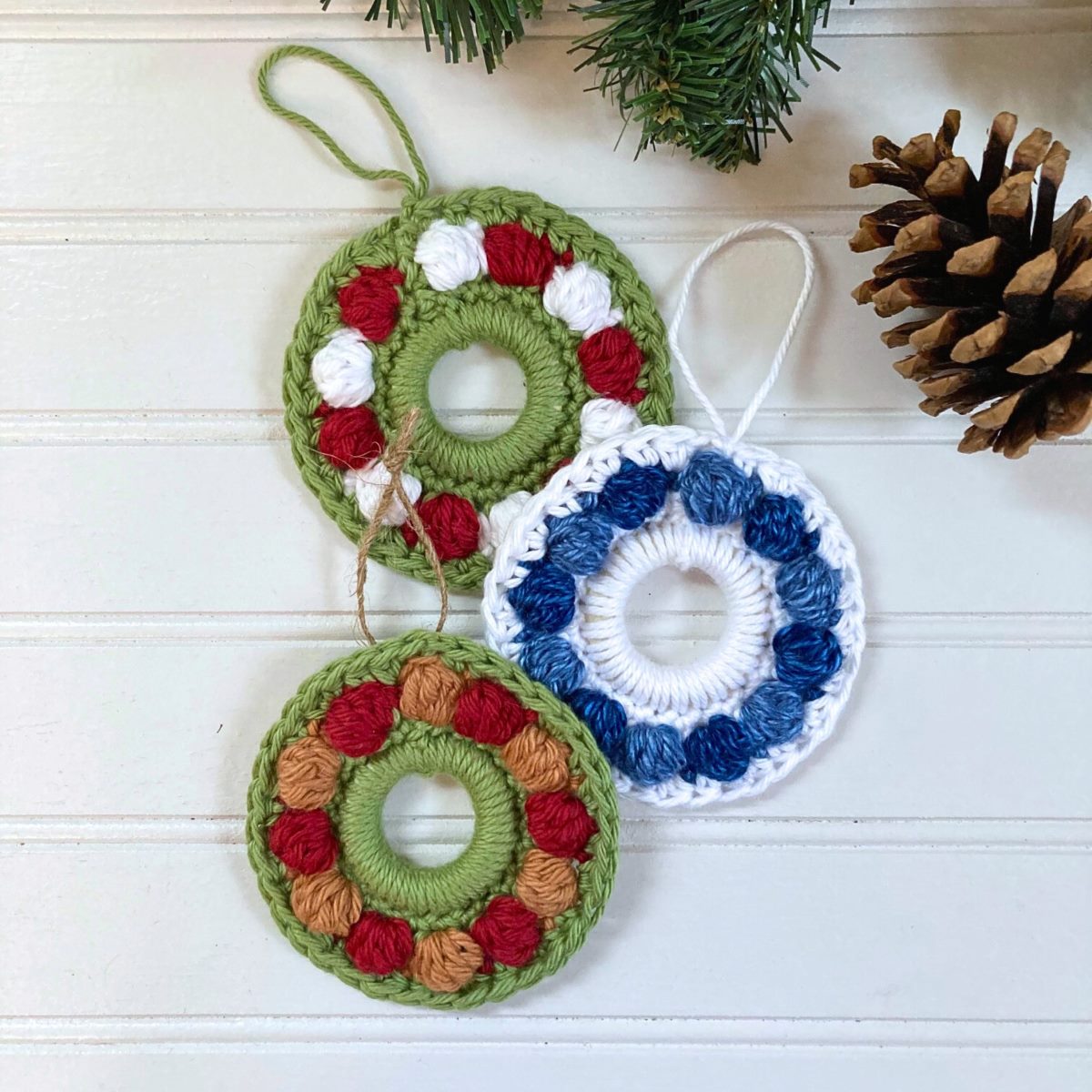 Simple Charming Crochet Christmas Wreath Ornament Pattern - Simply ...