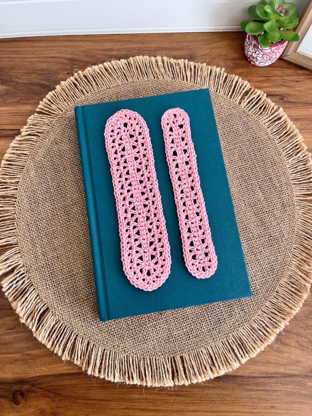 Crochet A Simple Oval Bookmark in 2 Sizes - Simply Hooked by Janet